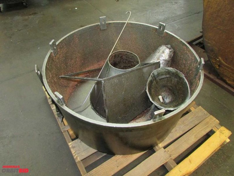 TOLHURST 40" CENTER SLUNG CHIP SPINNER WITH TWO SPINNERS, 3 BASKETS ...